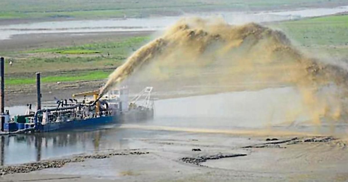 Bihar: Ganga river changes course in Bhagalpur, huge sand bars affect ships